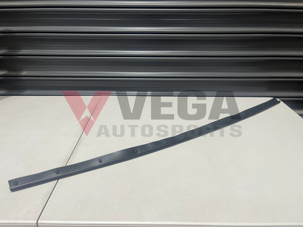 Hood Seal to suit Nissan R35 GTR 65820-62B0A – Vega Autosports